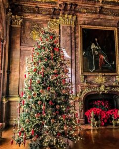 12 Opulent Red & Gold Christmas Tree Ideas That Command Attention