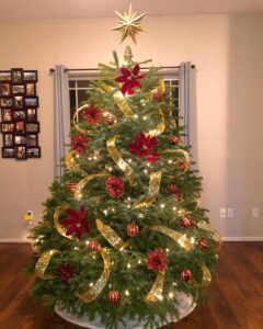 12 Opulent Red & Gold Christmas Tree Ideas That Command Attention