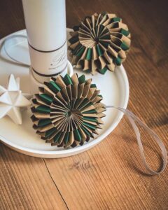 21 Ingenious Christmas Paper Crafts For Pure Holiday Fun