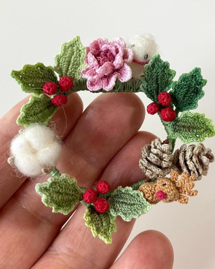 21 Miniature Christmas Crafts & Decor For Tiny Holiday Magic