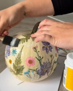 12 Pumpkin Crafts For Thanksgiving That Dazzle Guests
